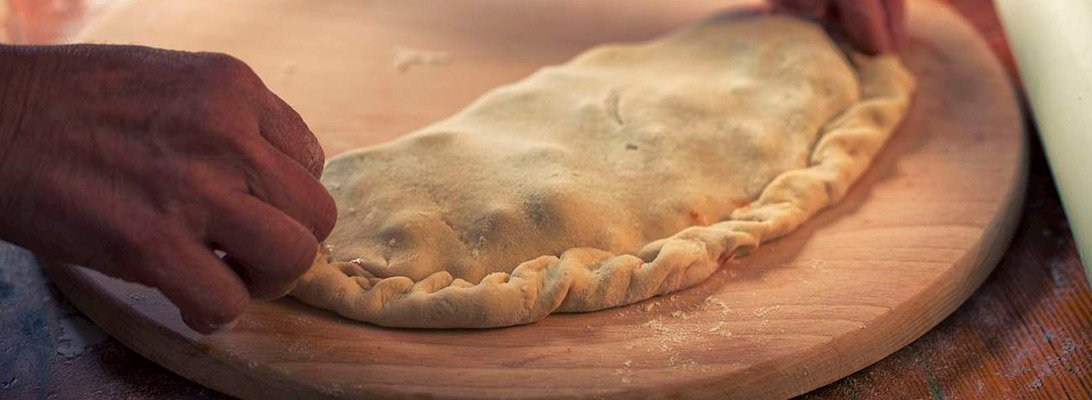 Calzone y Pancerotti típica Cocina italiana con Salsa Pomodoro
